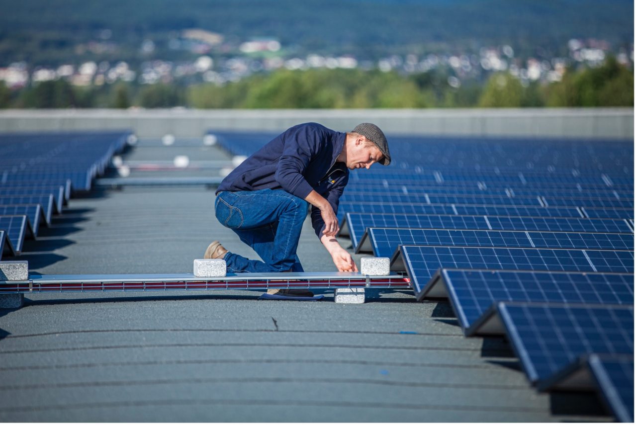 Installerte 1400 solcellepanel på ett tak - Norgeseliten Næring